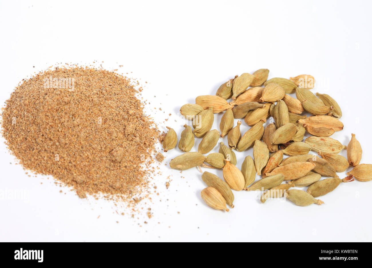 Cardamom grounded and in pods Stock Photo - Alamy