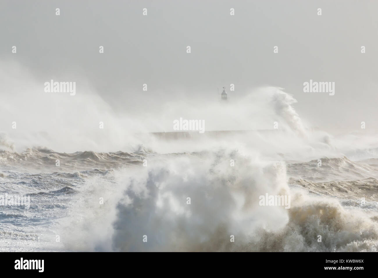 Extreme waves hi-res stock photography and images - Alamy