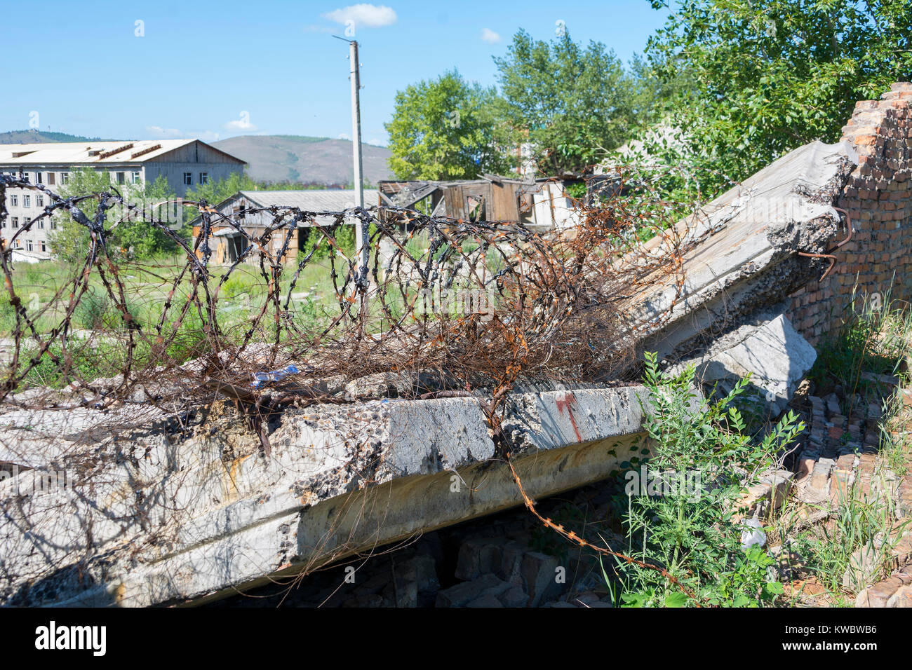 Broken barbed wire on a destroyed concrete wall Stock Photo - Alamy