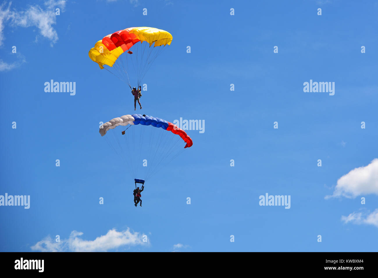 Tandem skydivers hi-res stock photography and images - Alamy