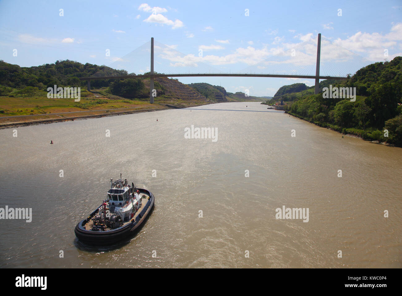 Tug boat sailing towards the Centennial Bridge, on the Culebra Cut ...