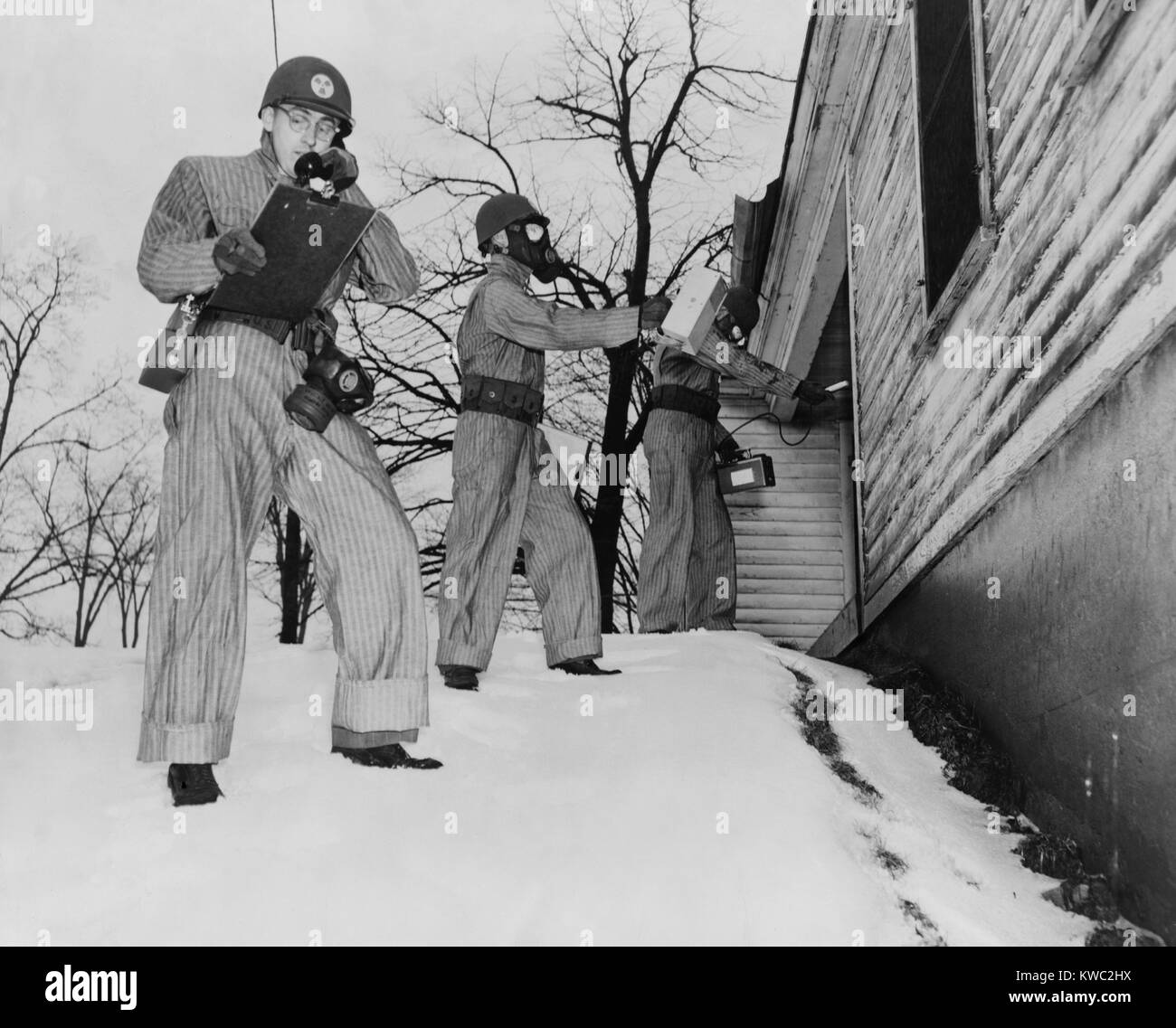 Demonstration of radiation detection by technicians from the Knolls ...