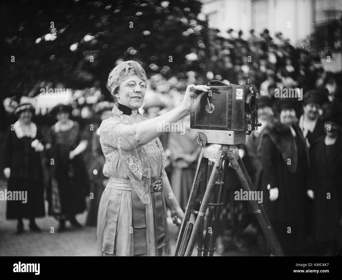 1920s movie camera hi-res stock photography and images - Alamy