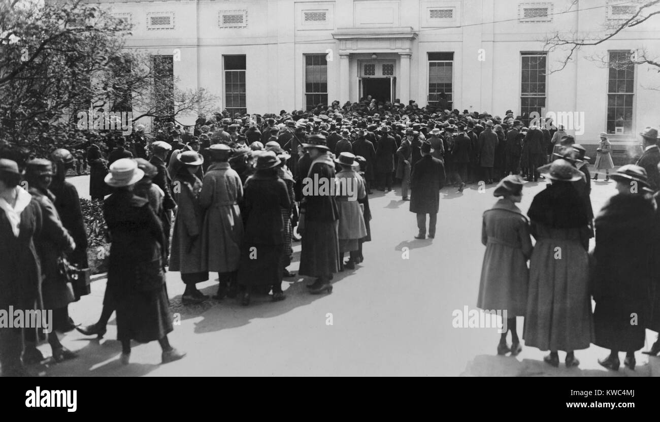 The public waiting in line to shake hands with the President Warren ...