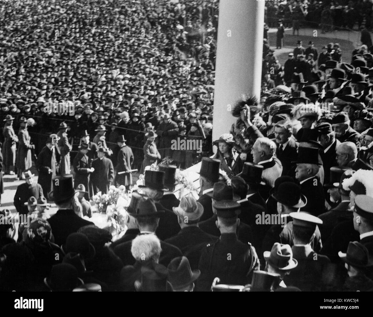 Waving 1920s history historical hi-res stock photography and images - Alamy