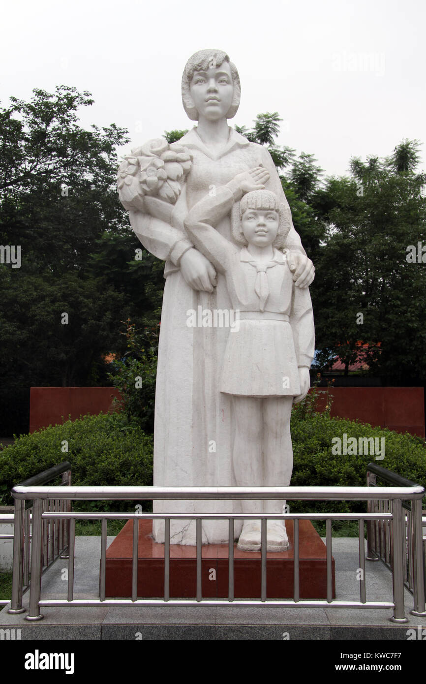 Mother and daughter monument in park, Chengdu, China Stock Photo - Alamy