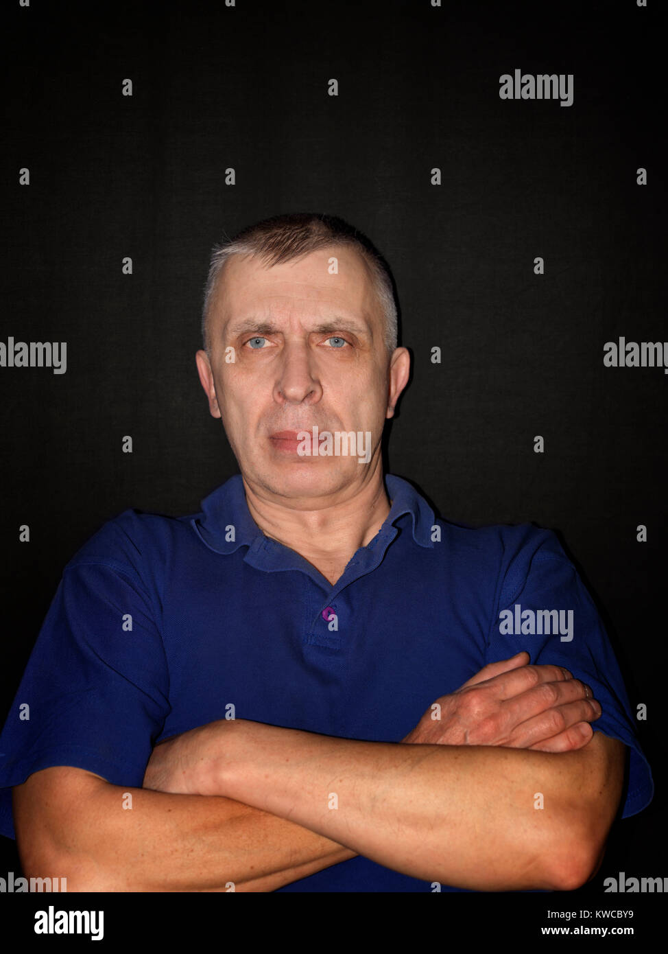 Man crossed arms body language hi-res stock photography and images - Alamy