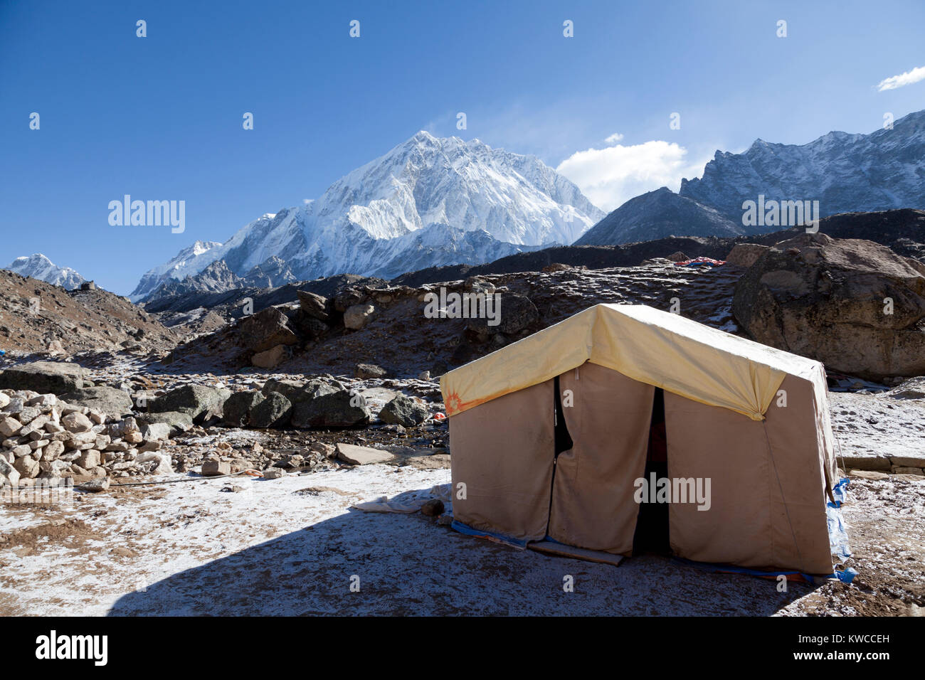 Mounts Everest and Lothse, way to Everest base camp Stock Photo - Alamy
