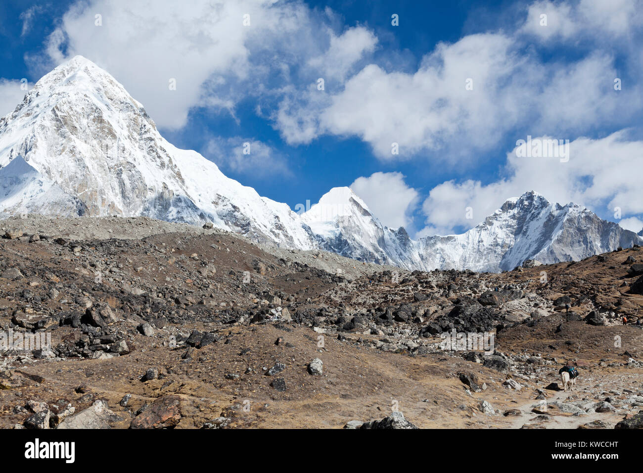 Mounts Everest and Lothse, way to Everest base camp Stock Photo - Alamy