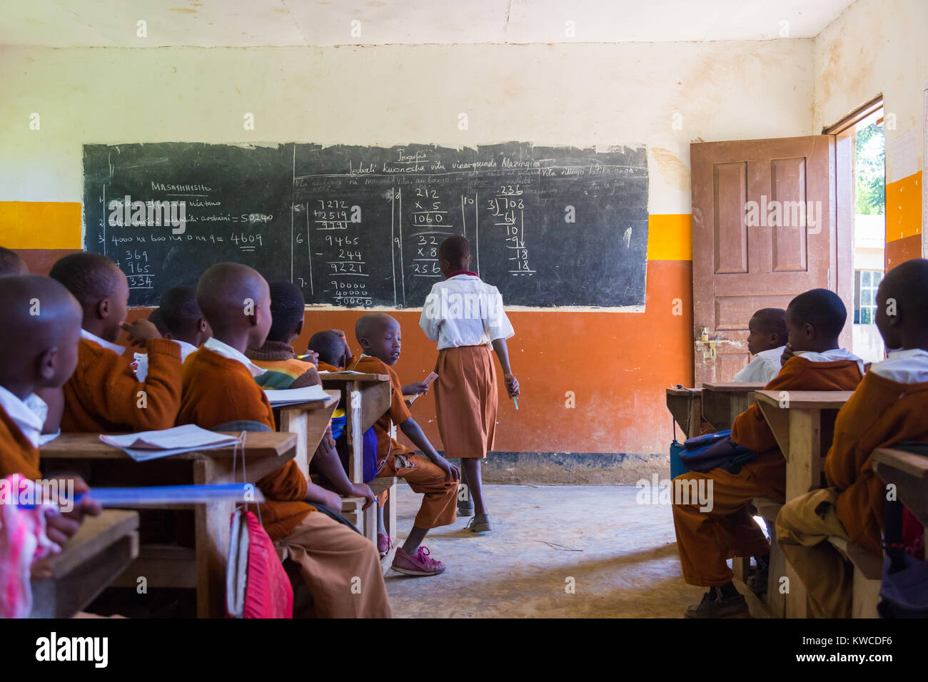 African school children classroom hi-res stock photography and images ...