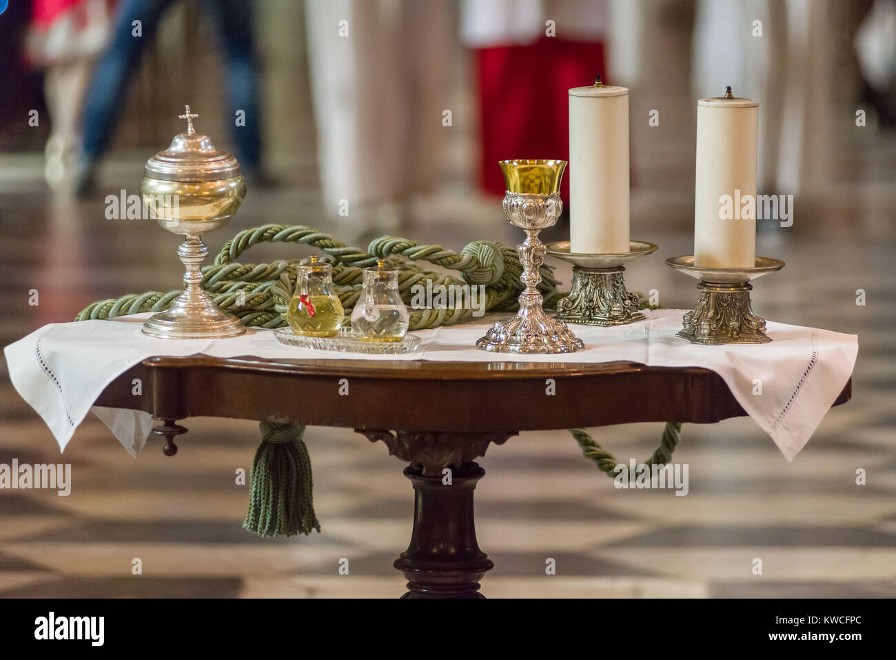 Offertory mass catholic hi-res stock photography and images - Alamy