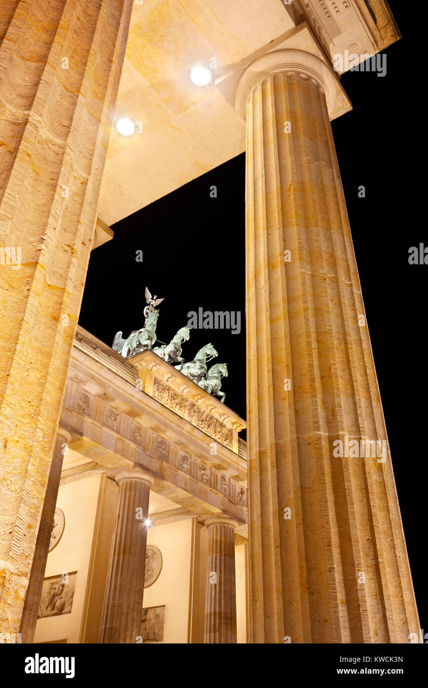 Statue view through columns hi-res stock photography and images - Alamy