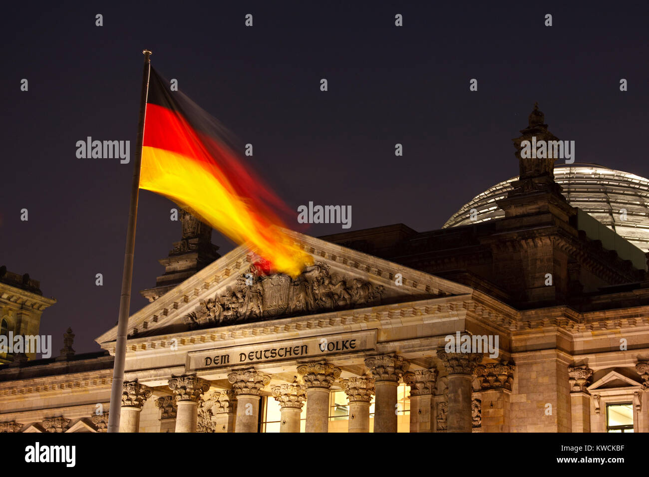 Night shot of the Reichstag building in Berlin with a german flag Stock ...
