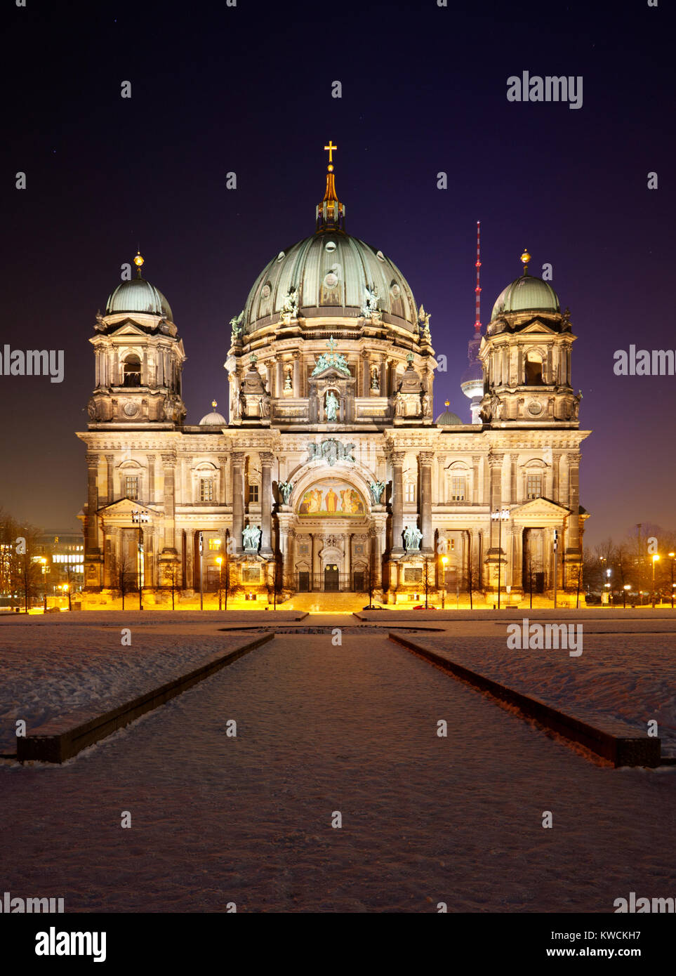 Perspective vertical shot cathedral hi-res stock photography and images ...