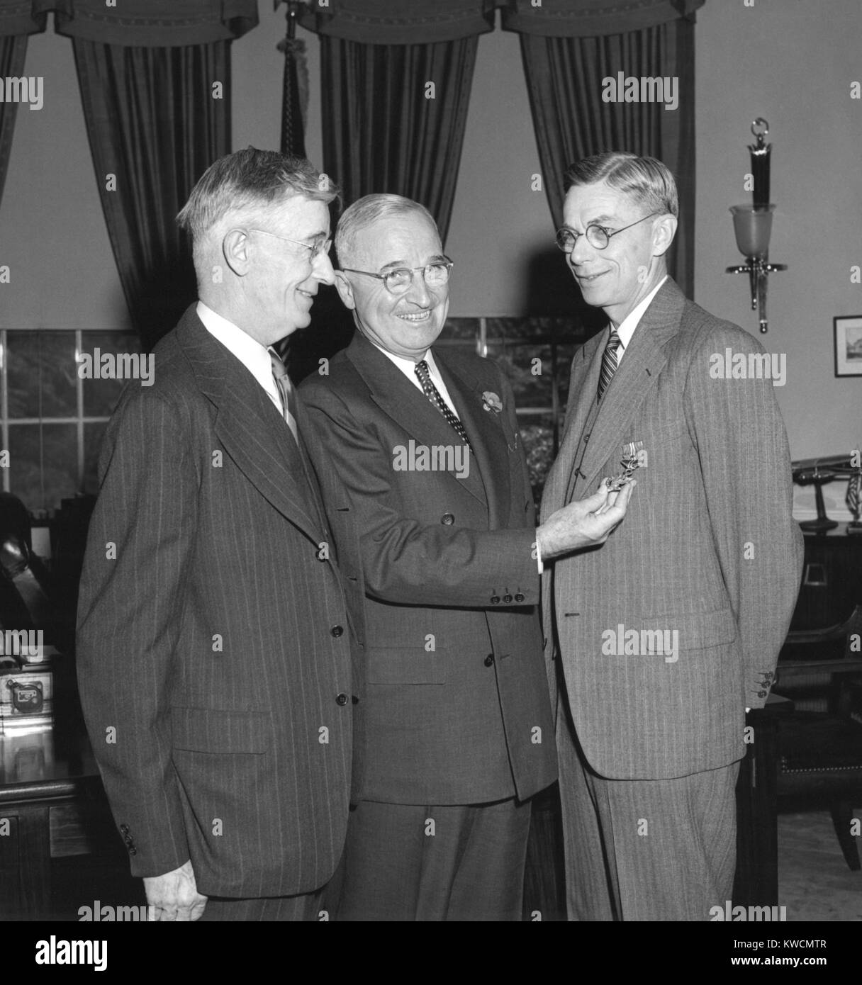 Vannevar bush truman Black and White Stock Photos & Images - Alamy