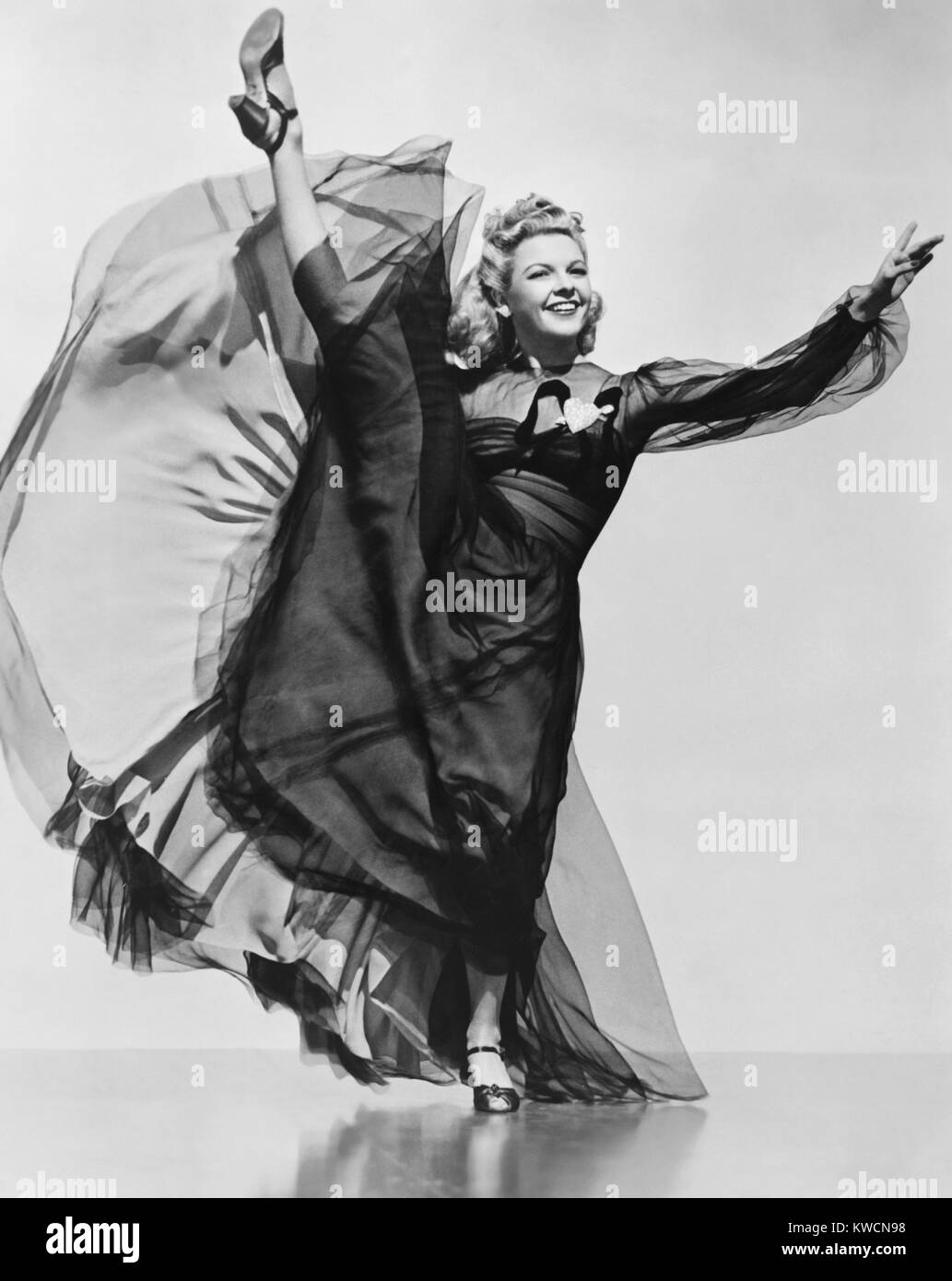 Holiday inn 1942 marjorie reynolds hi-res stock photography and images ...