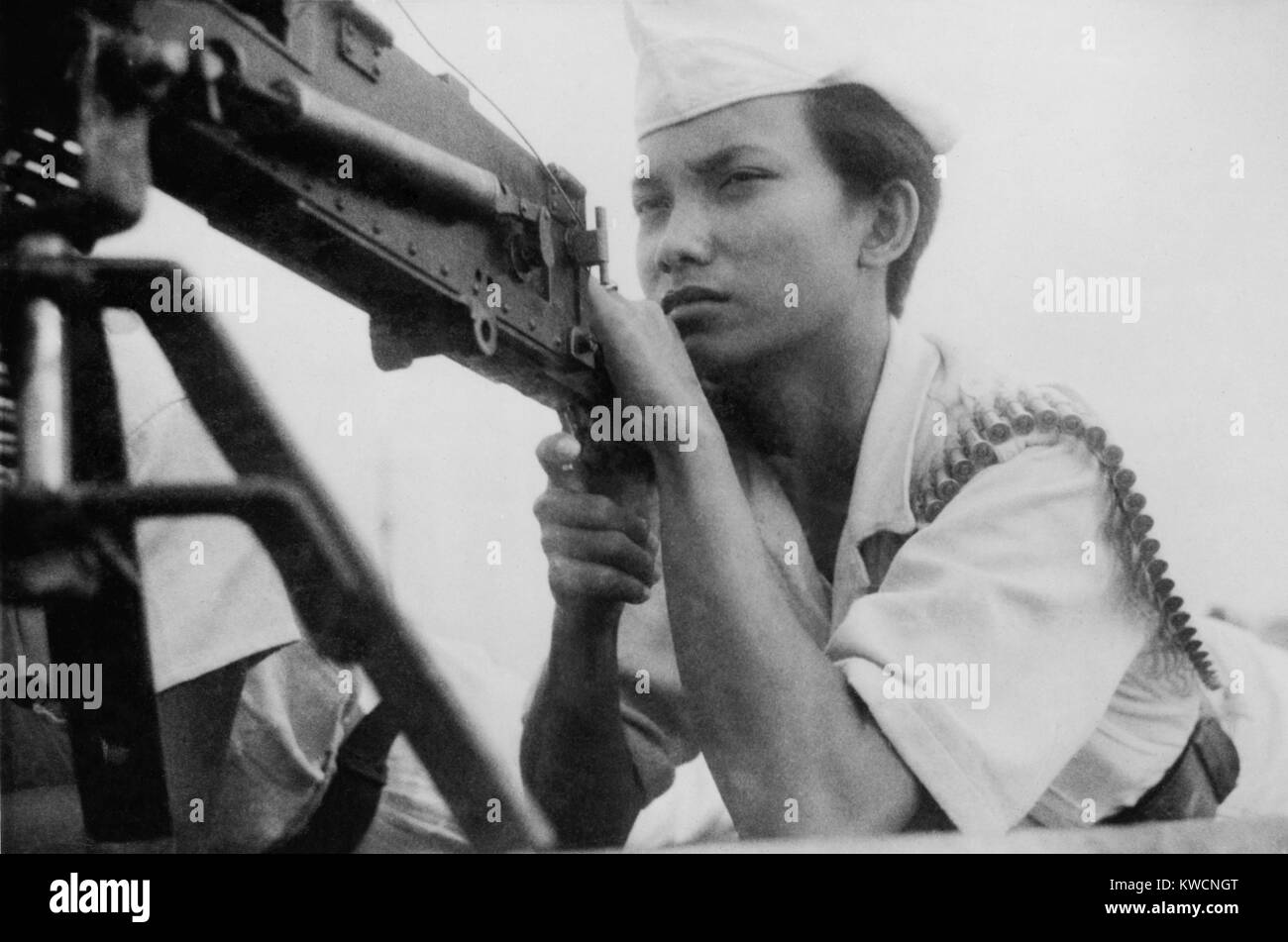 Indonesian female militia member manning a machine gun. 1946. - (BSLOC ...
