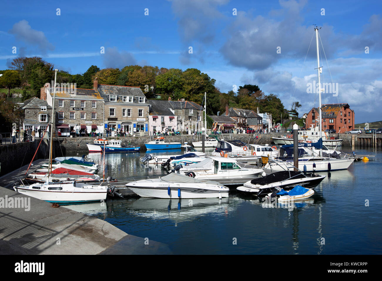 Cornish harbour scene hi-res stock photography and images - Alamy
