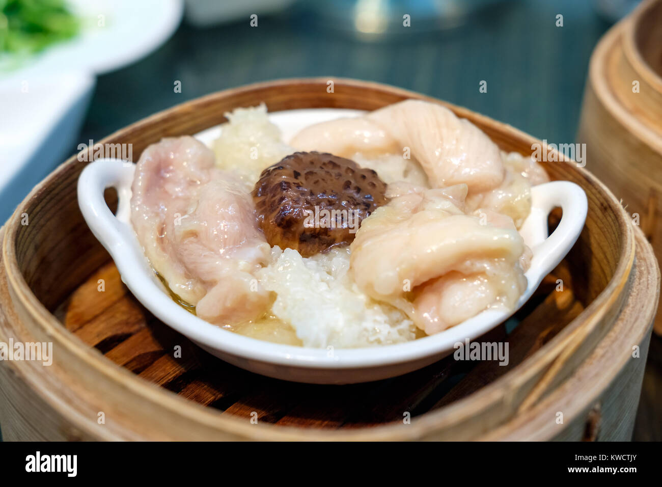 Chinese dim sum - Steamed chicken thigh with fish maw Stock Photo - Alamy