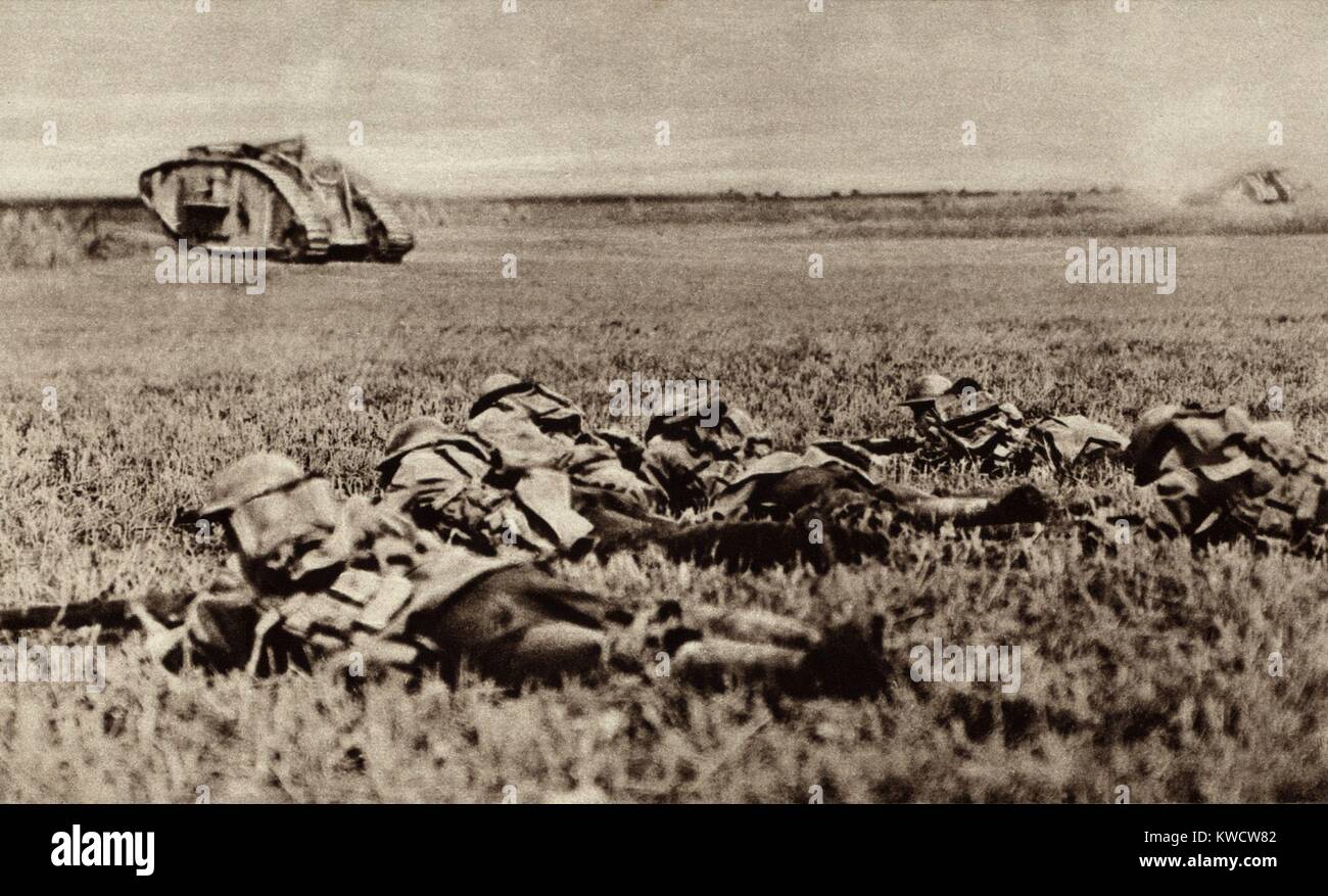 World War 1. Platoon of the American 107th infantry, lying low behind ...