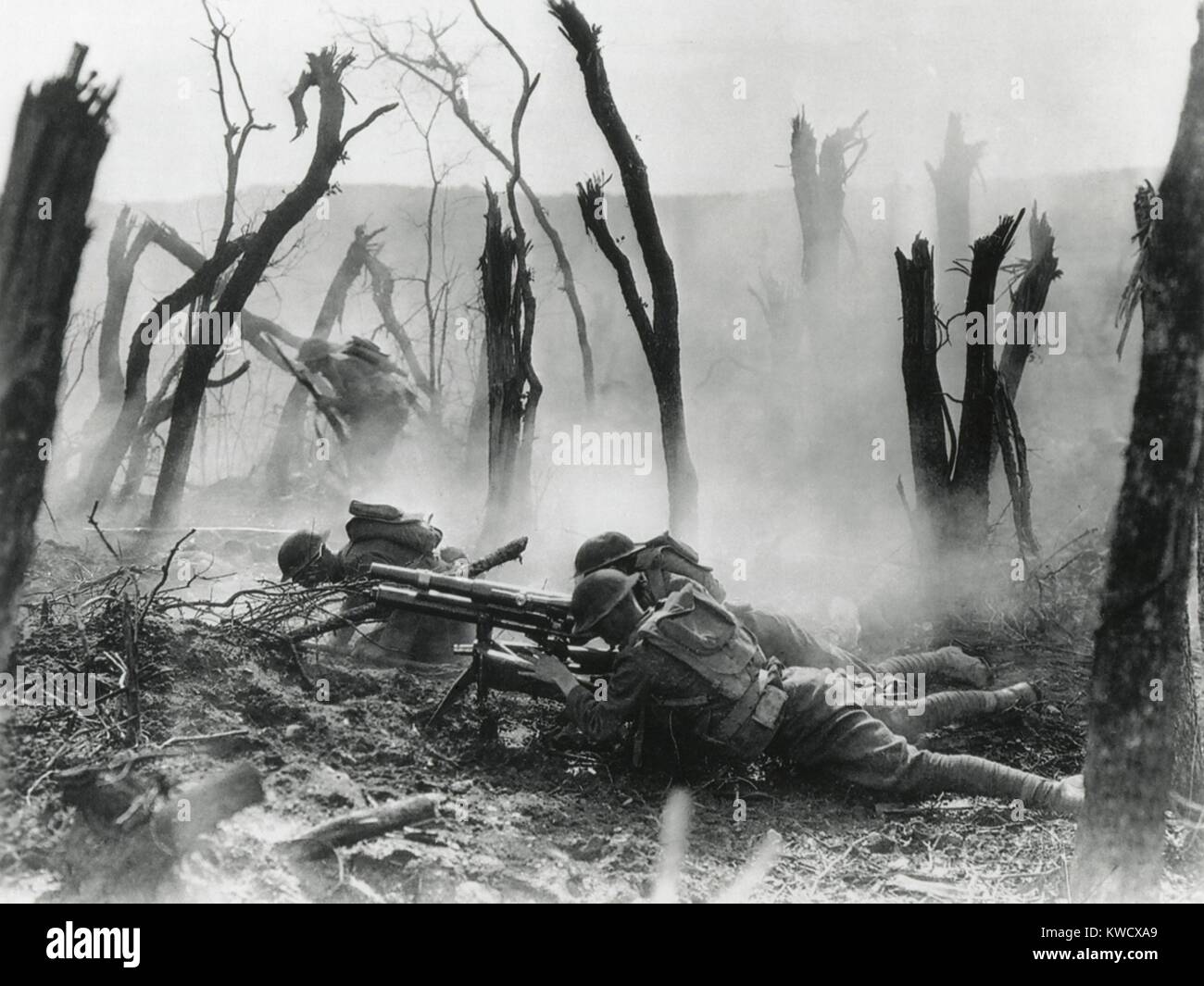 World War 1. American gun crew from the 23rd Infantry, firing a French ...