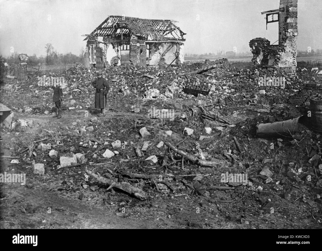 World War 1. French soldiers stand in ruins of a town in the Aisne ...