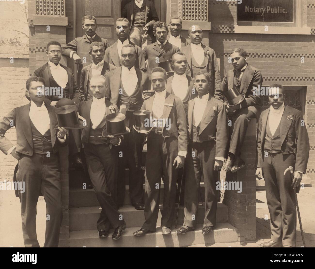 Howard University graduating law class poses in formal dress in 1900 ...