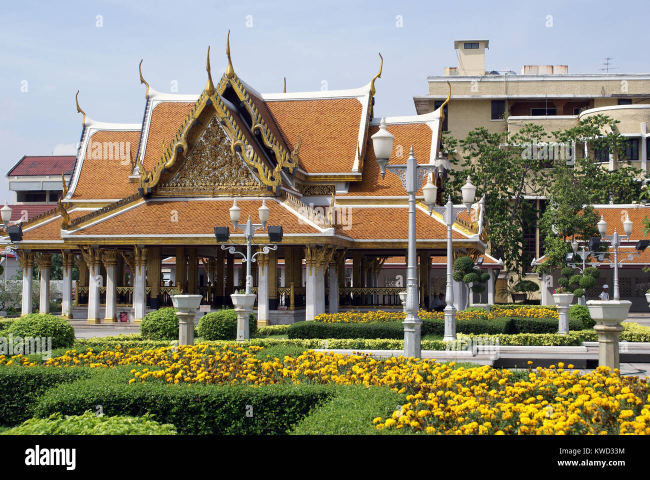 Buddhist wat and flowers in Bangkok Stock Photo - Alamy