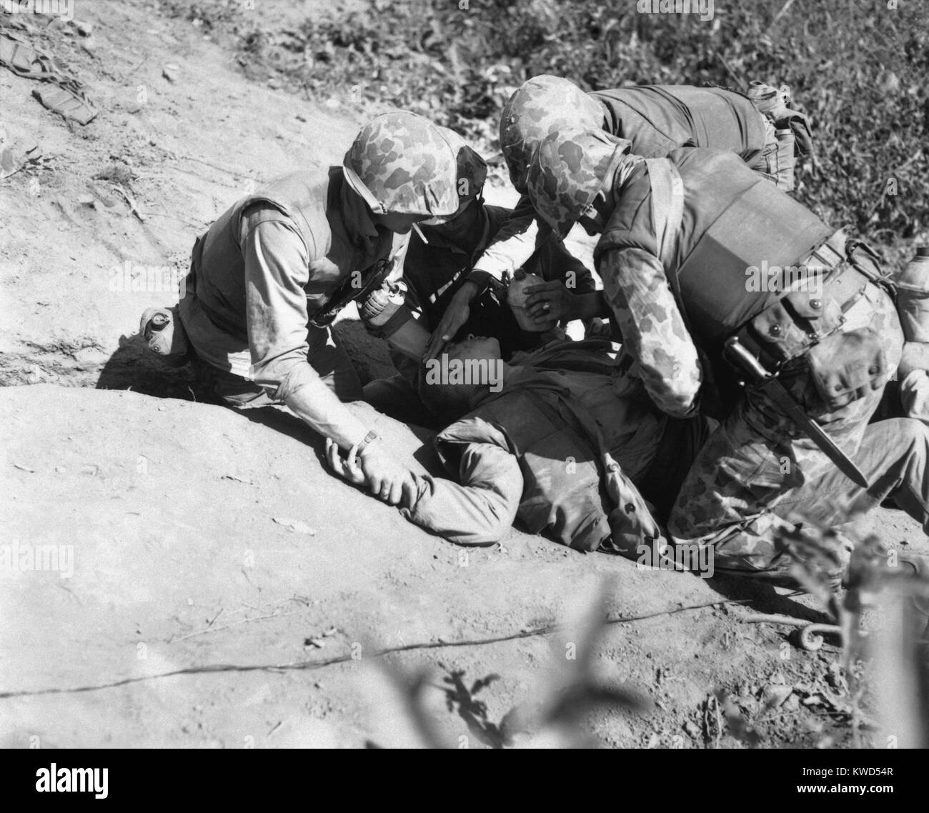 Evacuation wounded soldiers hi-res stock photography and images - Alamy