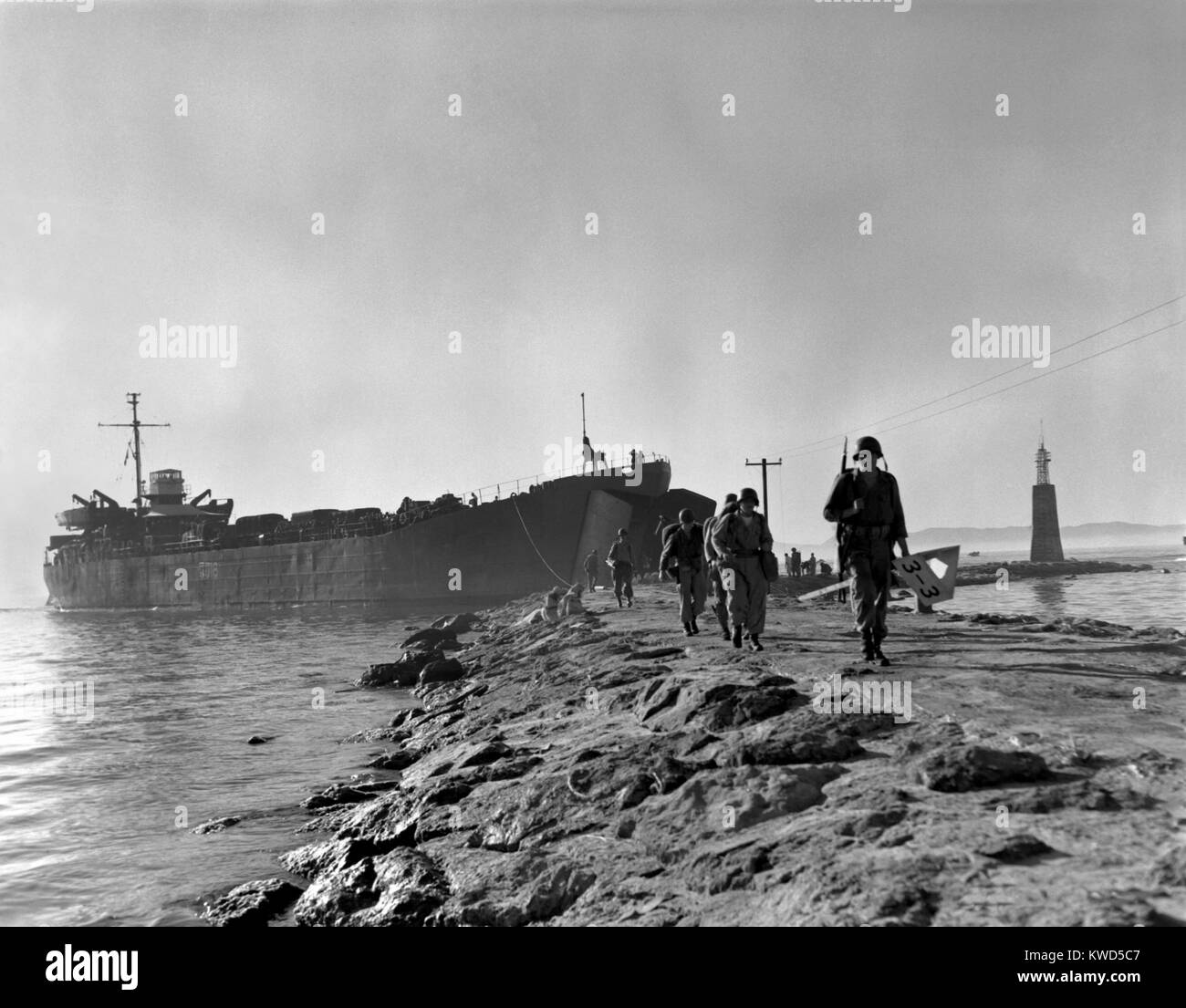 U.S. soldiers of the 1st Cavalry land at P'ohang-Dong, Korea, July 15 ...