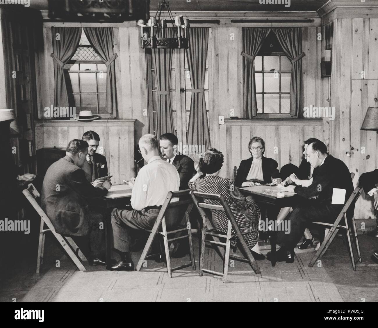 Women playing bridge hi-res stock photography and images - Alamy