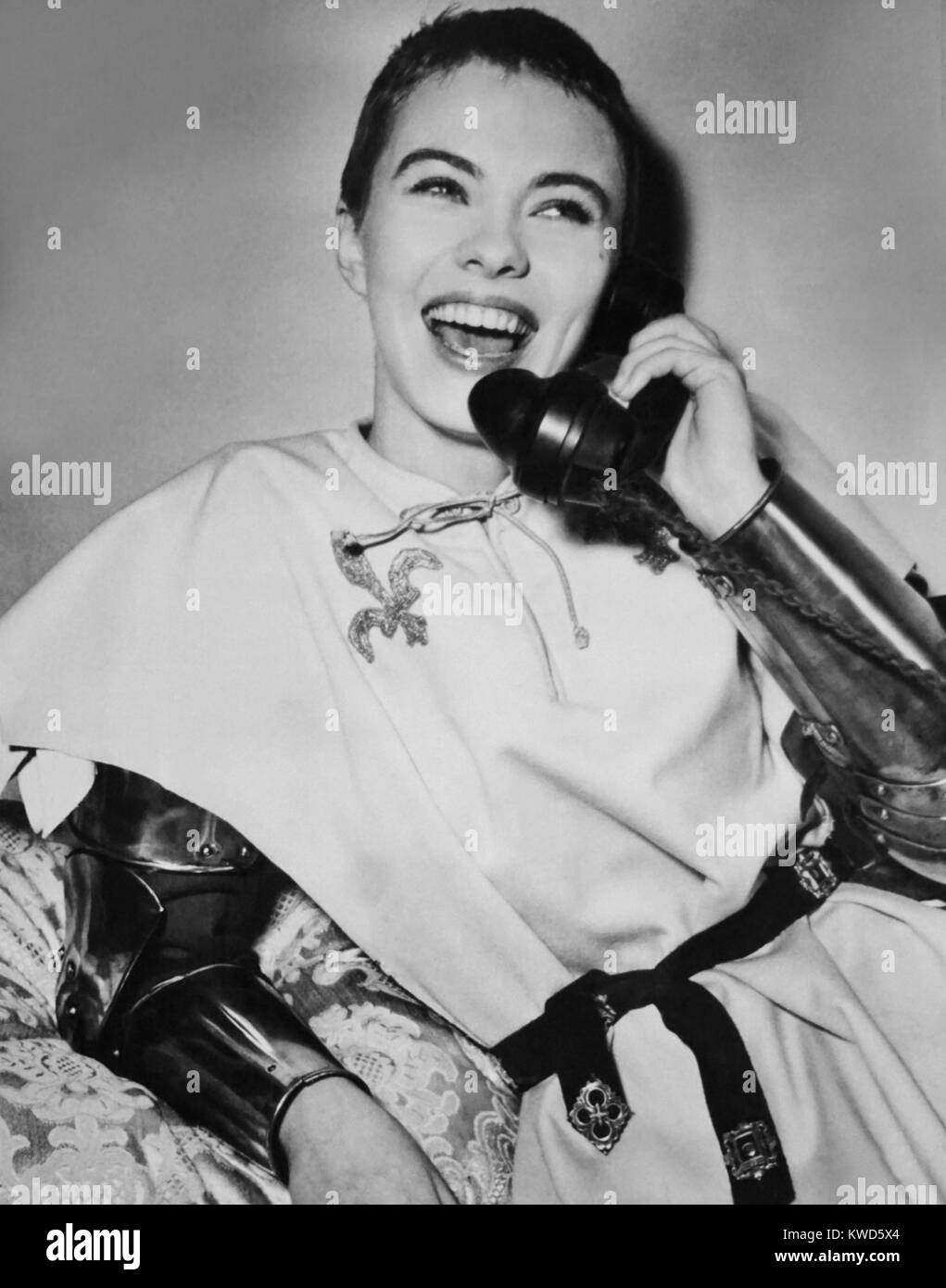 SAINT JOAN, Jean Seberg on set, 1957 Stock Photo - Alamy