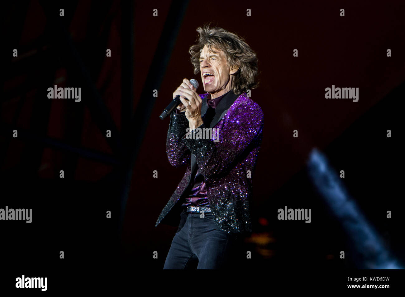 Rolling stones lead singer hi-res stock photography and images - Alamy