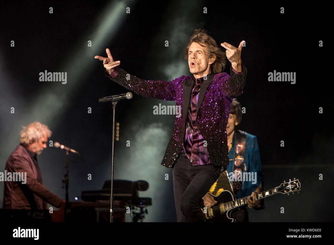 Lead singer of the rolling stones hi-res stock photography and images ...