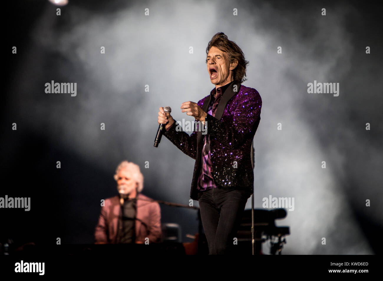 The lead singer of the rolling stones hi-res stock photography and ...