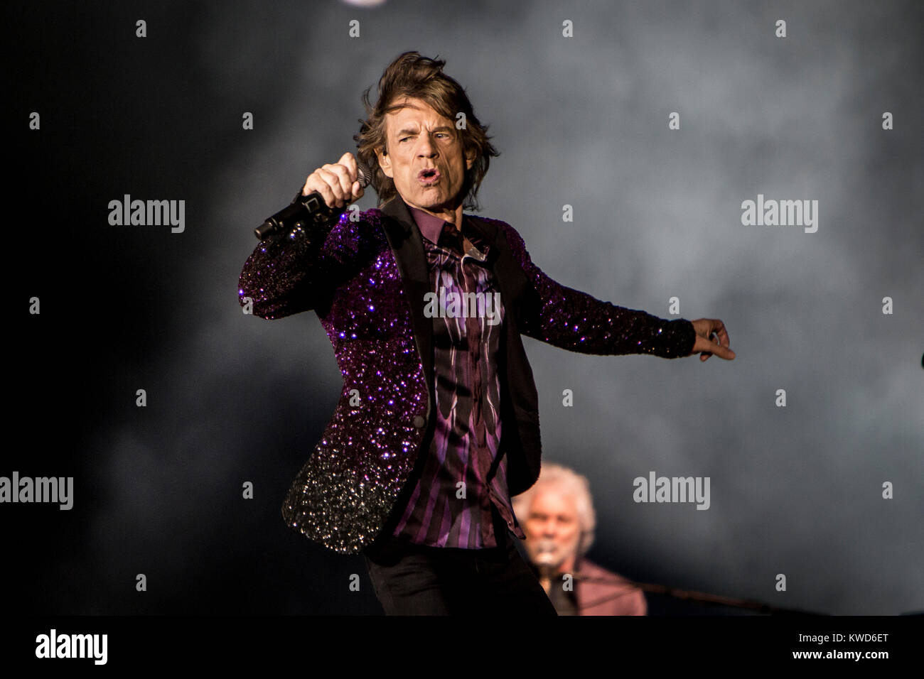 Lead singer of the rolling stones hi-res stock photography and images ...