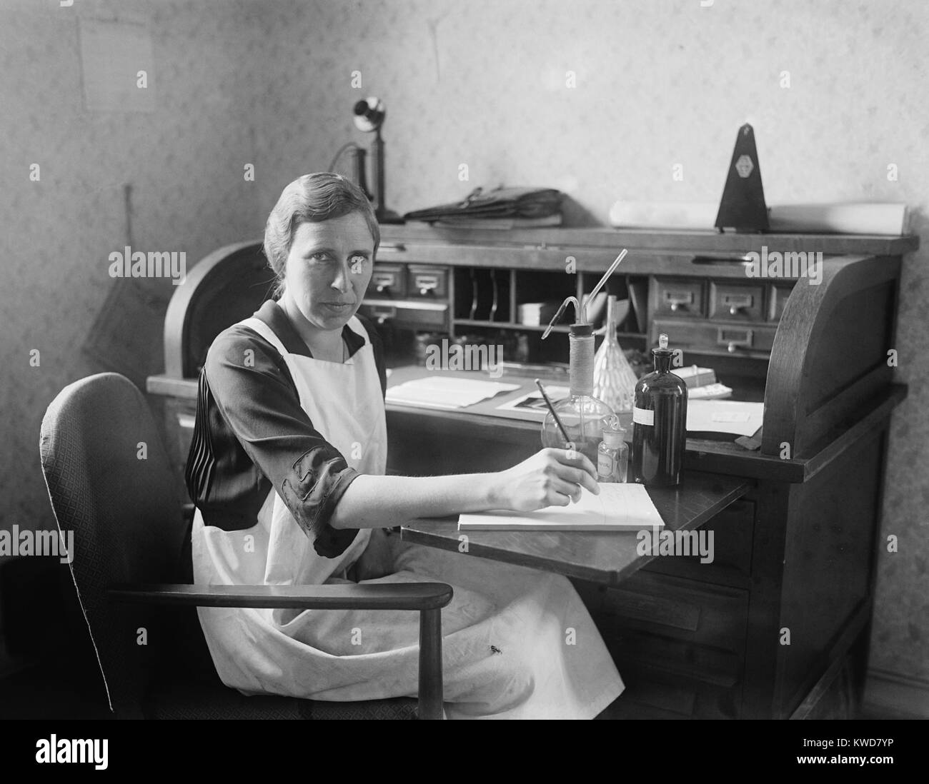 1920s scientist chemist hi-res stock photography and images - Alamy