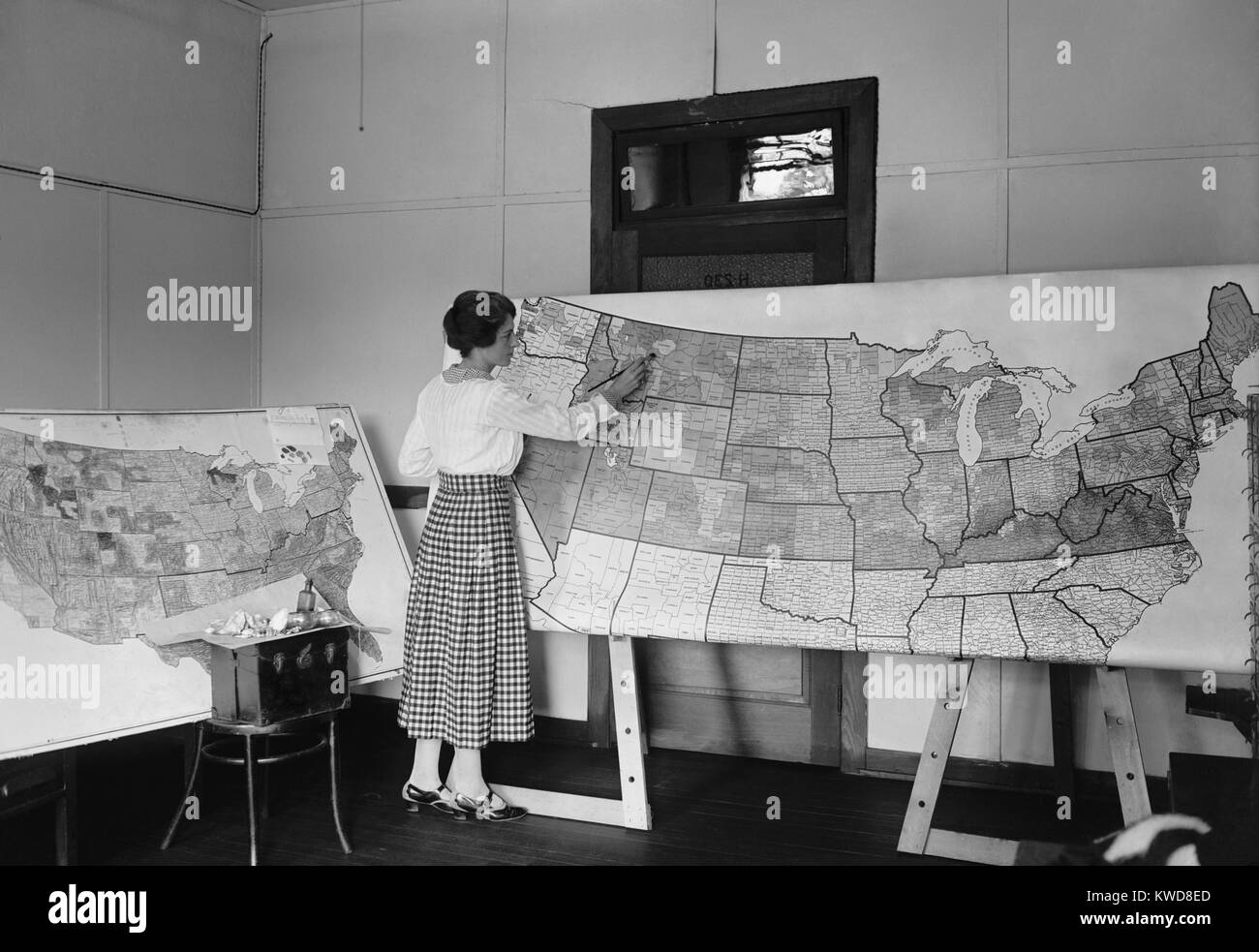 Large women painting Black and White Stock Photos & Images - Alamy