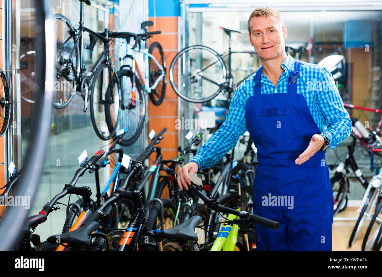 Man working in bicycle shop hi-res stock photography and images - Alamy