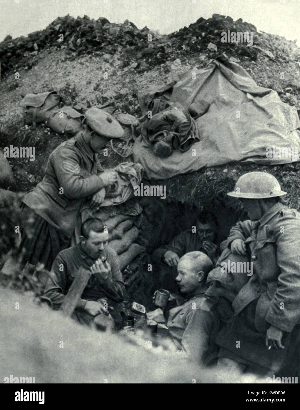 World War 1. Somme Offensive. British soldiers eating their rations in ...