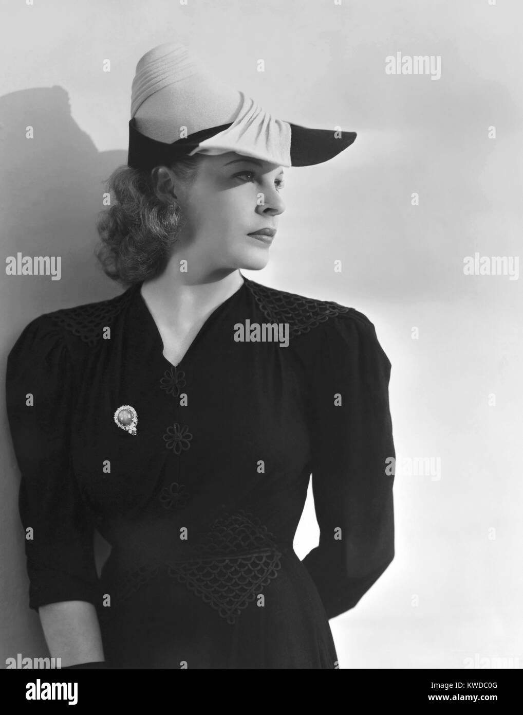 Martha Raye in a Robert Galer spring hat, 1939 Stock Photo - Alamy