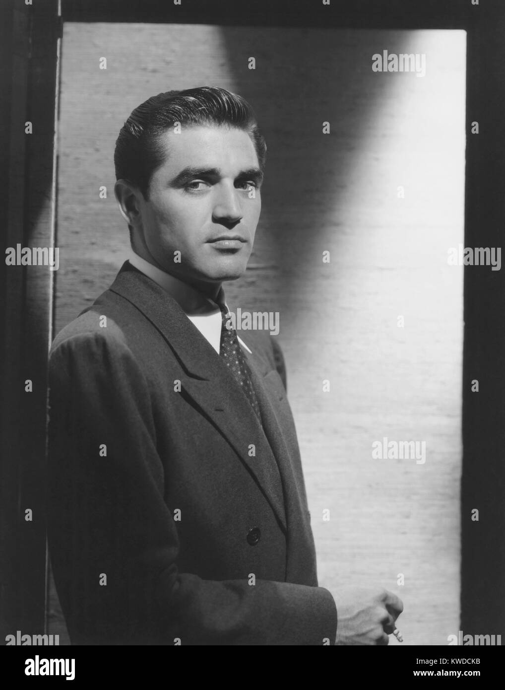 Steve Cochran, Warner Brothers publicity shot, ca. 1950 Stock Photo - Alamy