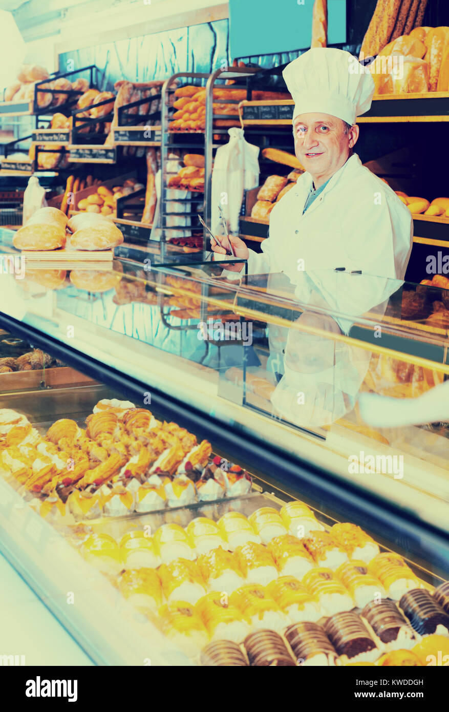 Supermarket staff room hi-res stock photography and images - Alamy