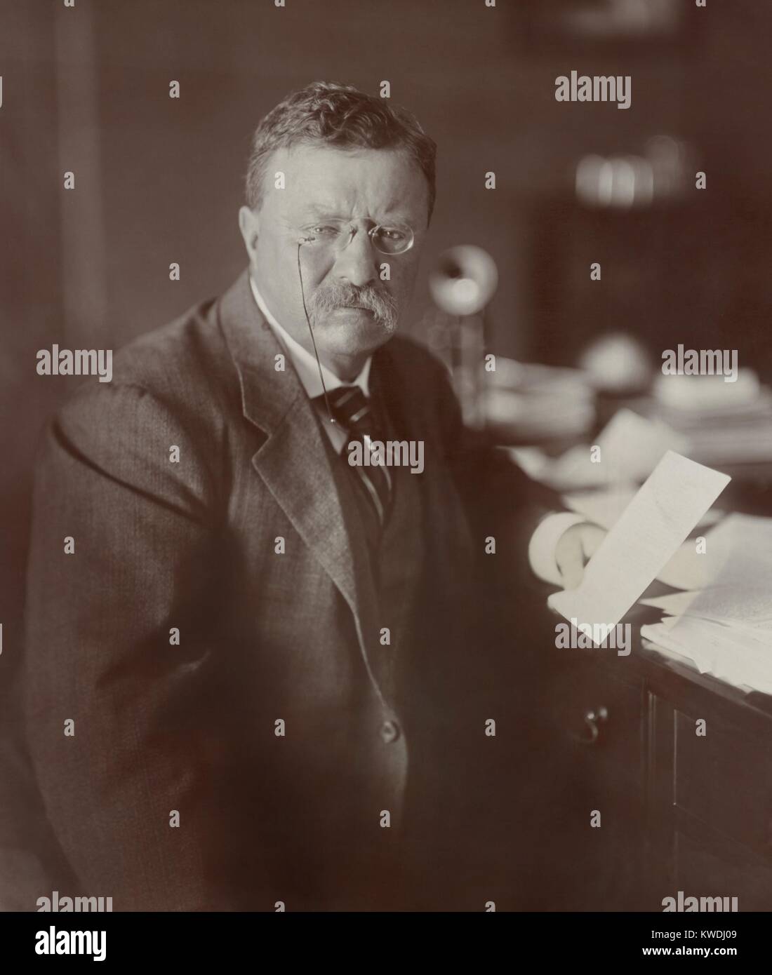 Ex-President Theodore Roosevelt speaking from a table, Aug. 23 to Sept ...
