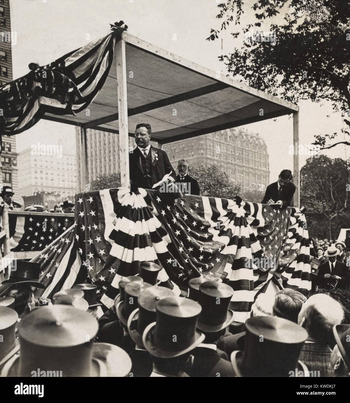 Theodore Roosevelt in carriage with Mayor Gaynor and Alfred Gwynne ...