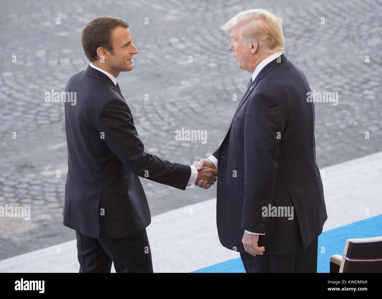 President donald trump shaking hi-res stock photography and images - Alamy