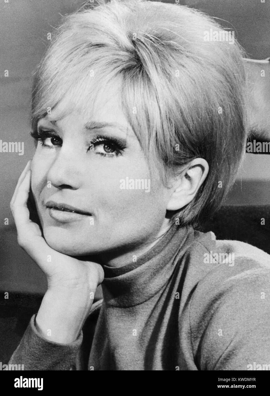 THE INVADERS, Susan Oliver, 'The Ivy curtain,' (season 1, episode 10 ...