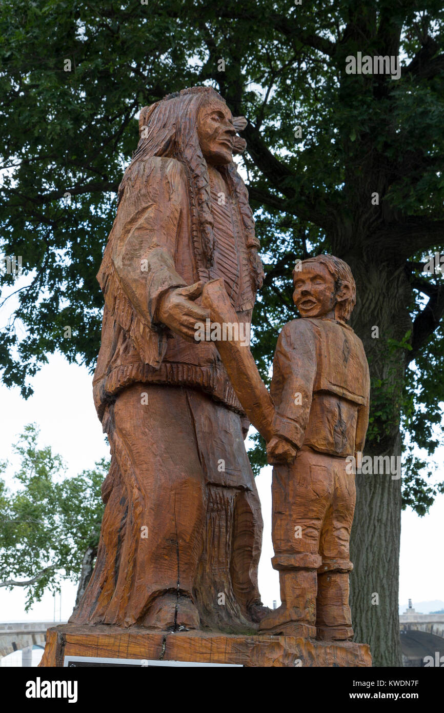 Wood tree trunk sculpture of Susquehannock Native American and child on ...