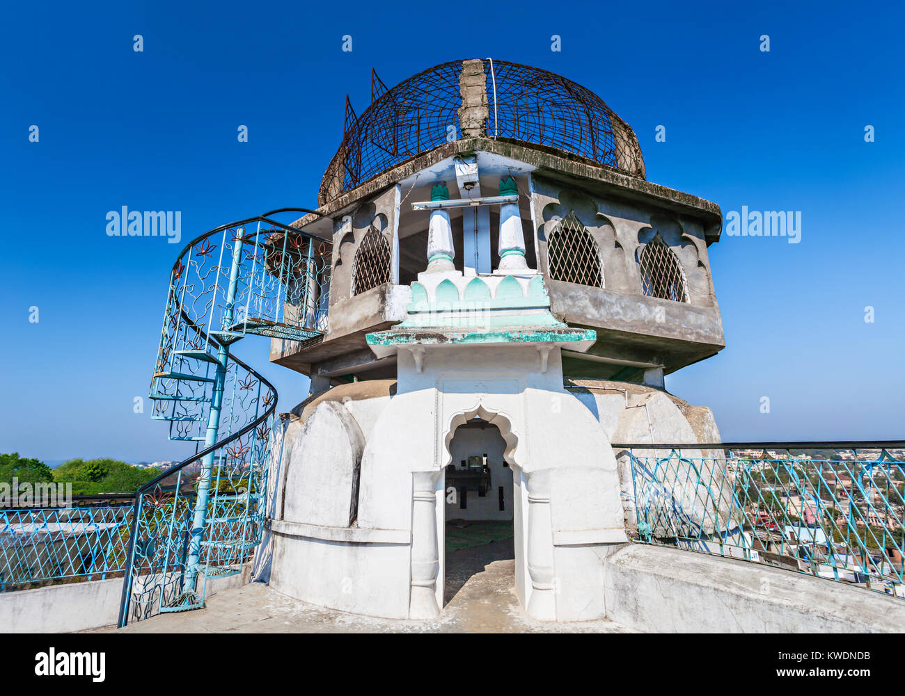 Dhai Seedi Ki Masjid is one of the smallest mosques in the world ...