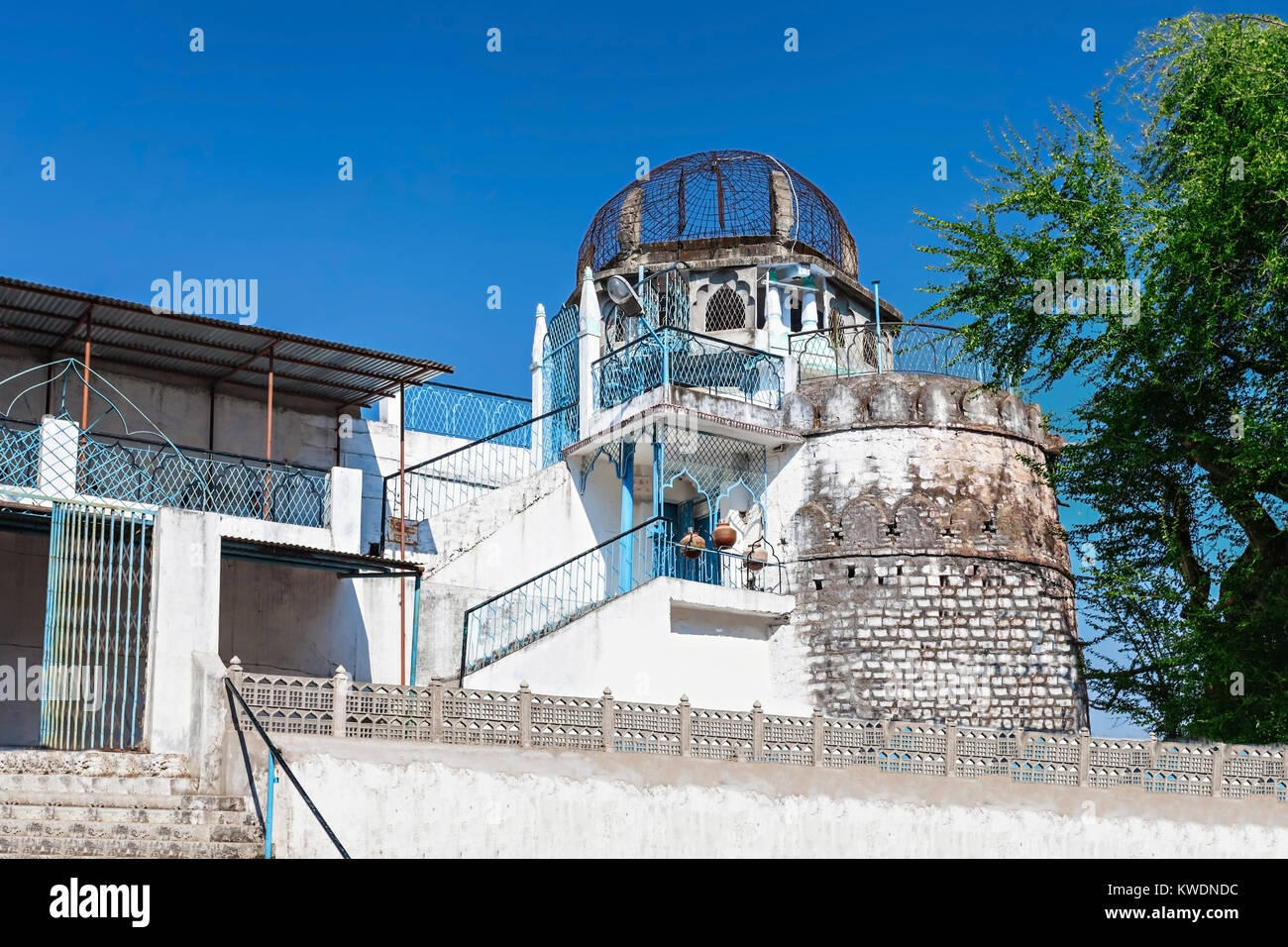 Dhai Seedi Ki Masjid is one of the smallest mosques in the world ...